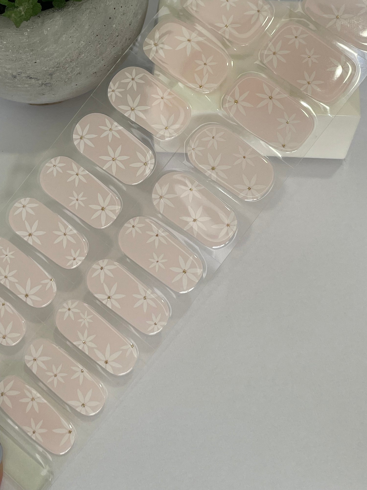 HOW IT WORKS – Gel Zee Nails